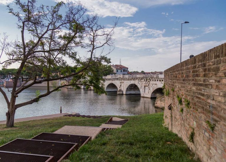 Ponte di Tiberio, Rimini: storia, curiosità e mappa - Romagna.net