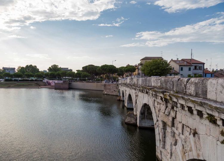 Ponte di Tiberio, Rimini: storia, curiosità e mappa - Romagna.net