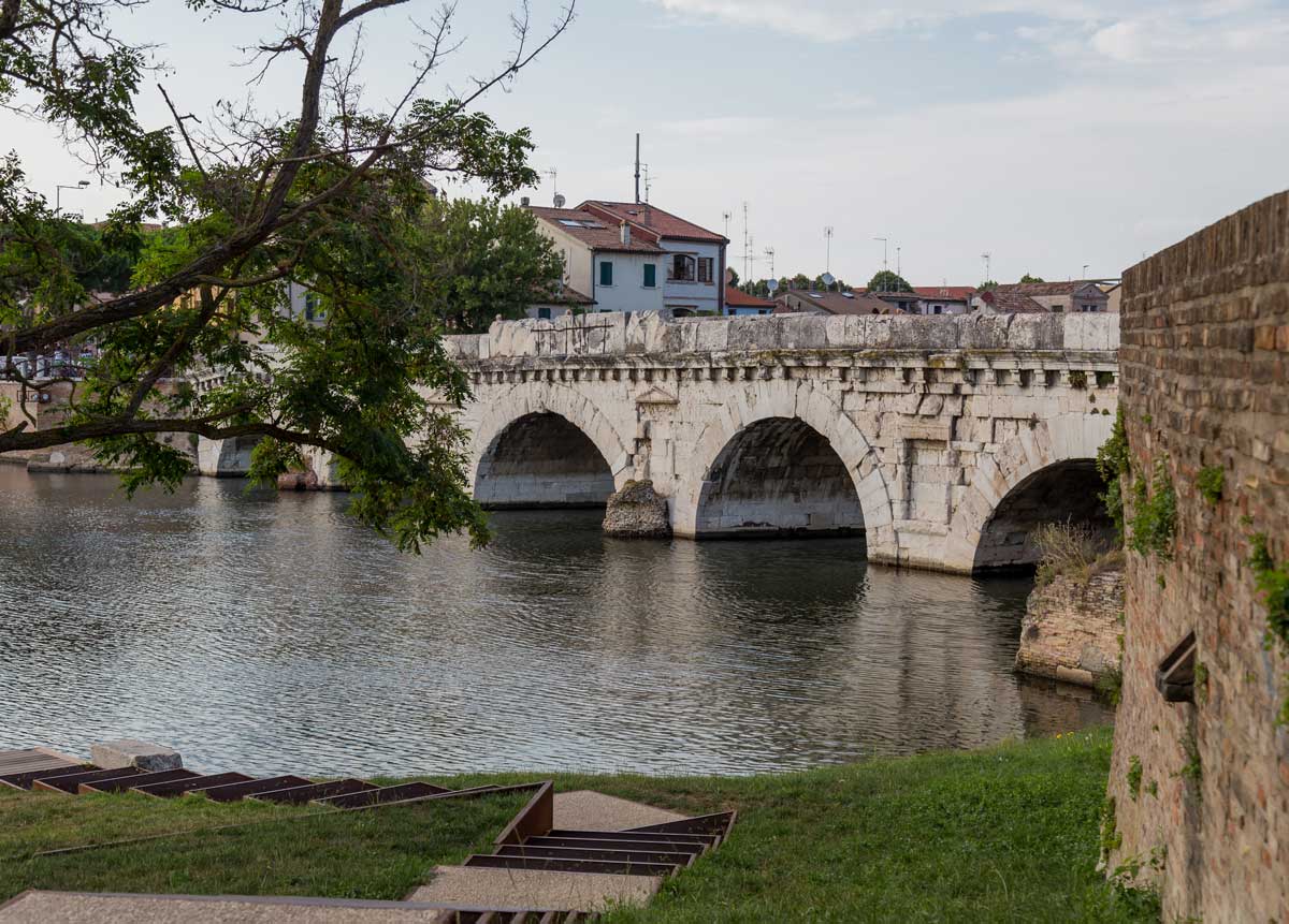 Ponte di Tiberio, Rimini: storia, curiosità e mappa - Romagna.net